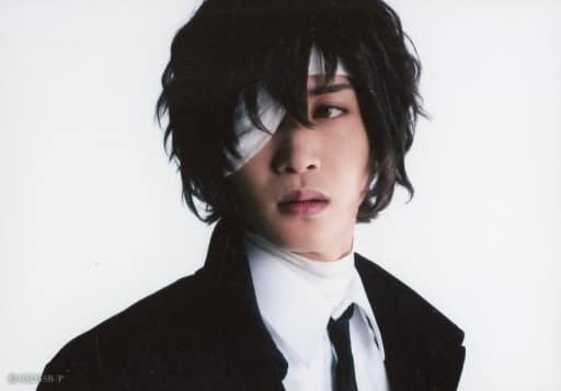 Official photo (male) / actor Tabuchi Kassei (Osamu Dazai) / Horizontal ...