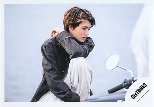 Official photo (Johnny's) / idol / SixTONES SixTONES / Yugo 髙地 / Horizontal / Knee-high / Single ...