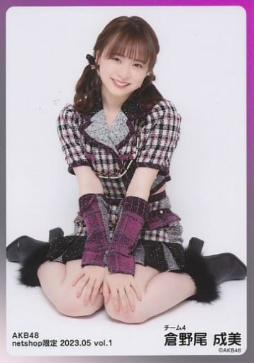Official photo (AKB48, SKE48) / idol / AKB48 Narumi 倉野尾 / Whole body ・ Sitting / AKB48 May 2023 ...