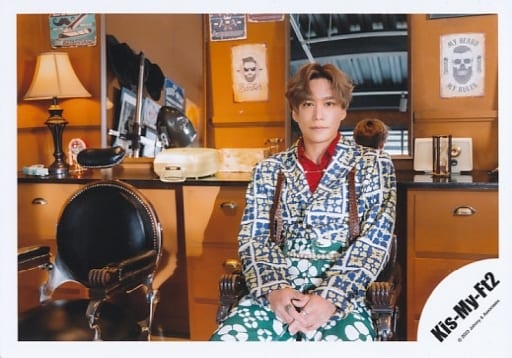 Kis-My-Ft2 / Kento Senga / horizontal / above knee / "Sweet Melody" MV off-shot / official ...