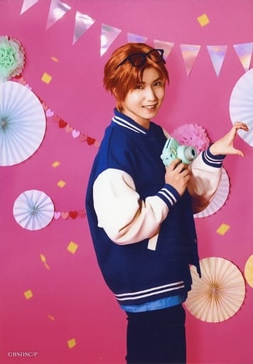 Official photo (male) / actor Kosuke Kuwano (Tanizaki Junichiro) / Knee ...