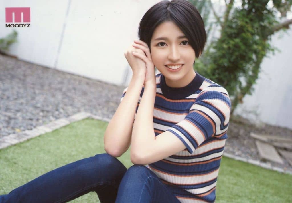 駿河屋 -【アダルト】 水谷梨明日/横型/DVD「IQ140 インテリでボーイッシュなエロ頭良い帰国子女 スレンダー現役女子大生 AVデビュー」生写真（女性生写真）