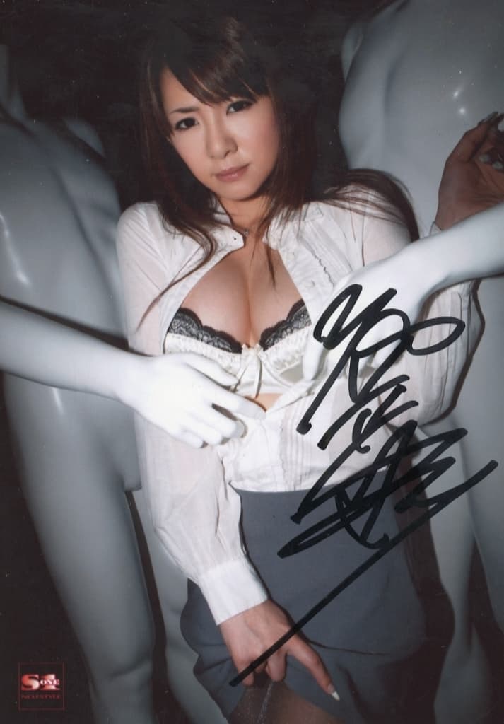 駿河屋 -【アダルト】 ☆初音みのり/直筆サイン入り/DVD「ギリモザ 猥褻痴漢」生写真（女性生写真）