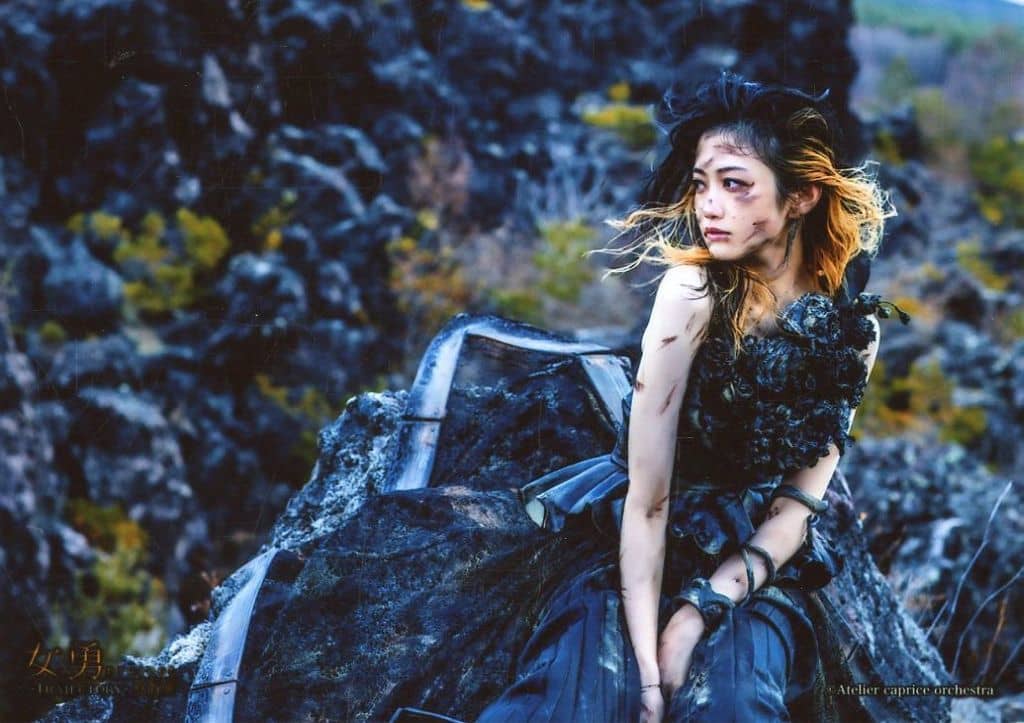 駿河屋 - 小泉萌香/横型/「女勇-JOYU- project 寫眞展 TRAJECTORY」L判ブロマイドB（女性生写真）